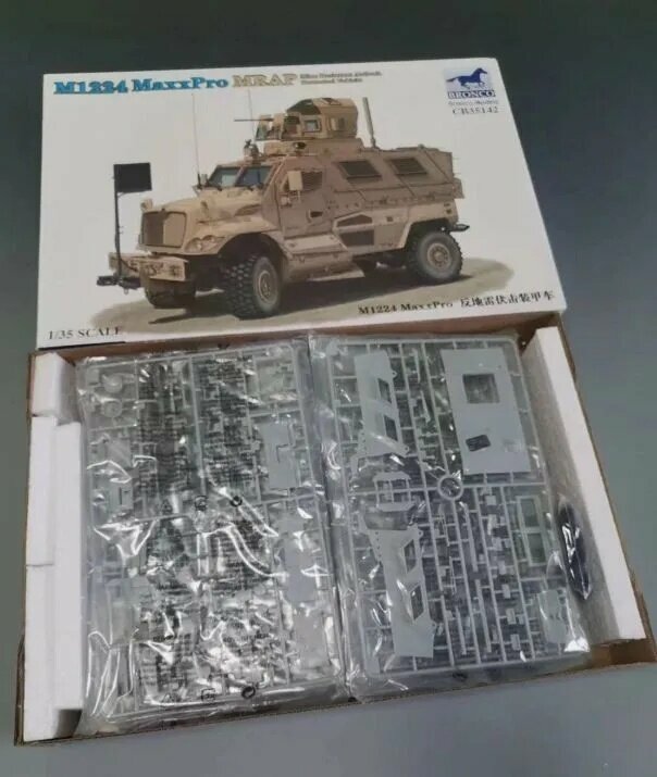 Сборная модель Bronco Models CB35142 1/35 M1224 MaxxPro MRAP, бронеавтомобиль США с полным интерьером и фототравлением