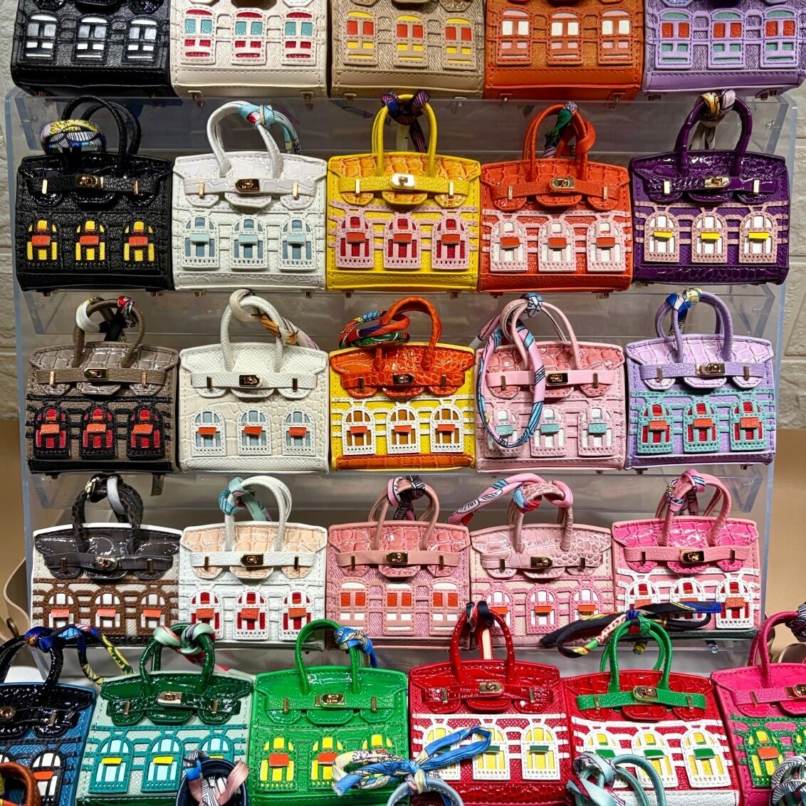 Современный мини-брелок для сумки Birkin — это милый и стильный аксессуар. Сумка Birkin из натуральной кожи и конского