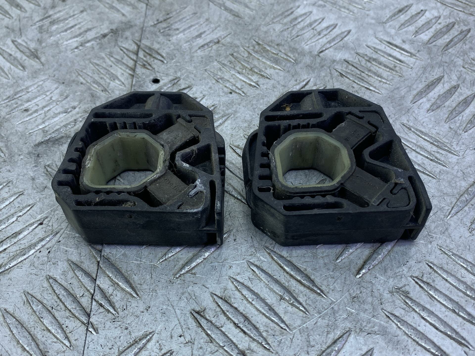 Кронштейн (крепление) радиатора Volkswagen Golf 5 2005 1K0121867C