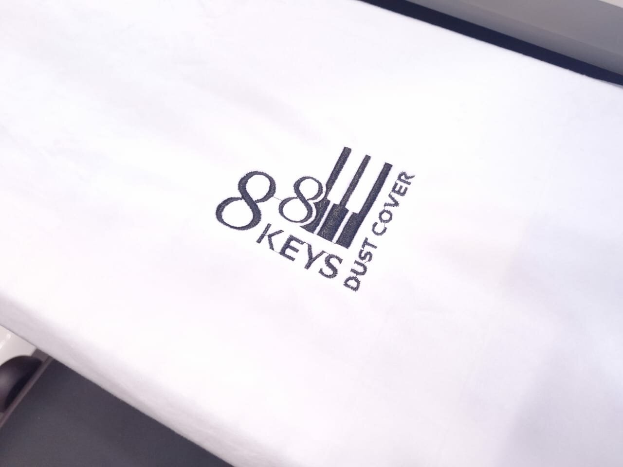 UNIQKEYS UKPC-ALL-88-WH - Бархатная накидка универсальная, 88 клавиш, белая
