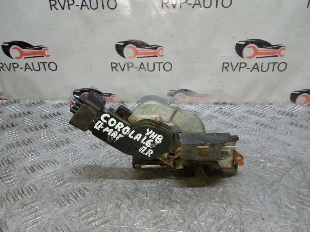 Замок двери передний правый Toyota Corolla E110