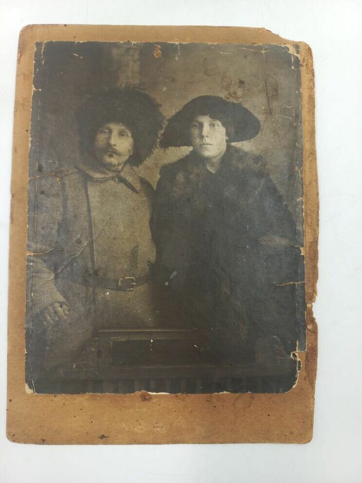 Фотография на паспарту пары. Мужчина в папахе. 1920е годы. Состояние плохое, подписи нет. 16х11,5 см