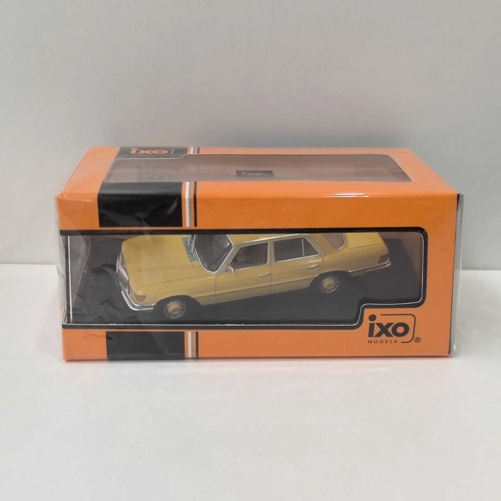 Модель автомобиля WELLY Diecast IXO 1/43 BENZ 450 SEL W116 1975