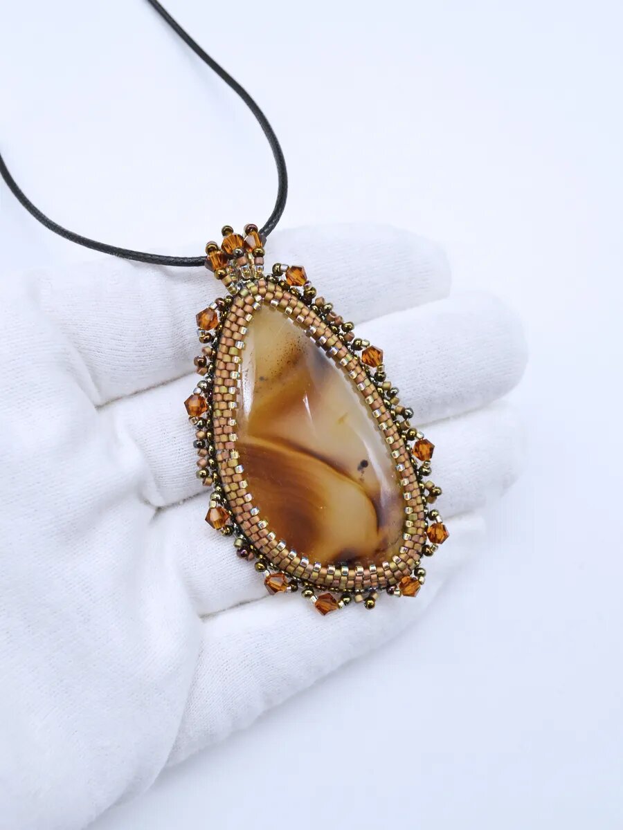 Колье, кристаллы Swarovski, агат