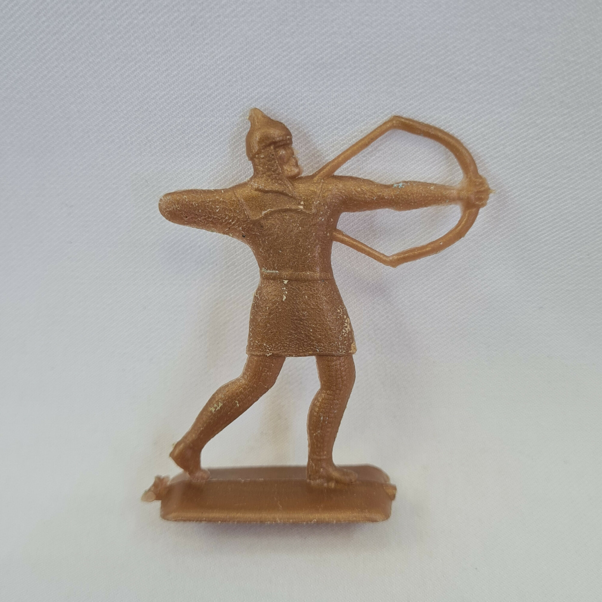 Солдатик лучник винтажный СССР. Фигурка воина со щитом и луком на подставке