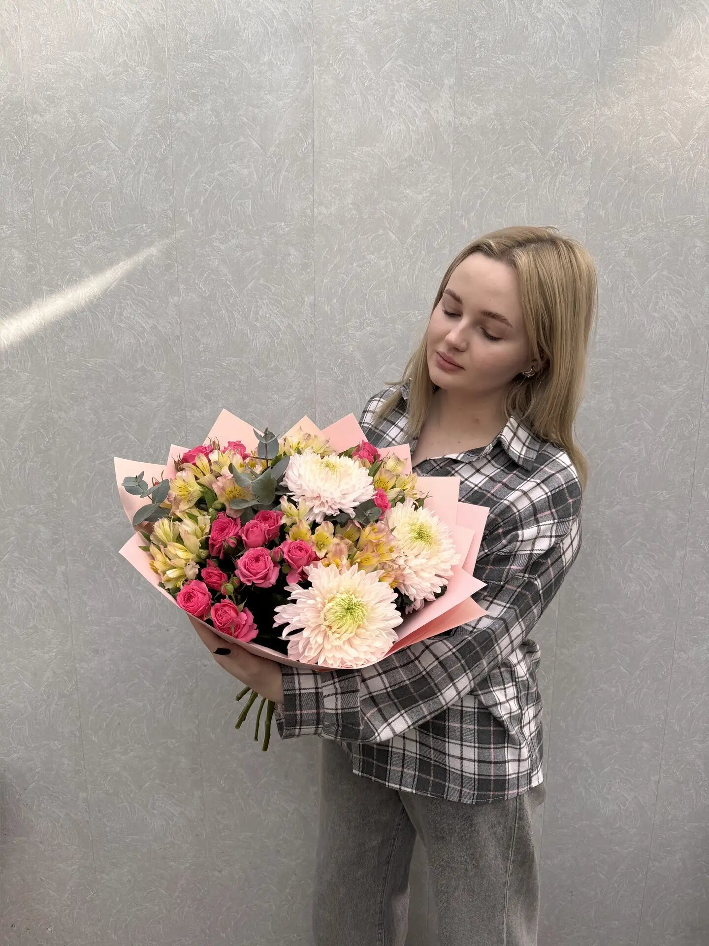 Авторский букет с хризантемой магнум, кустовой розой, альстромерией и эвкалиптом