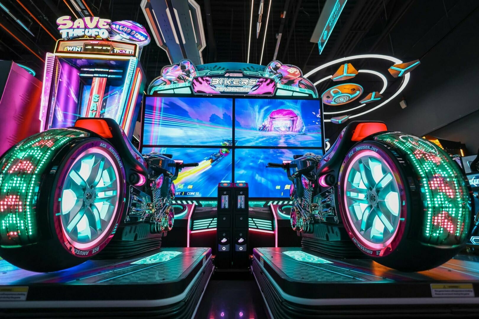 Подарочный сертификат «Посещение интерактивного парка развлечений FunZone» (1 день, 1 человек)