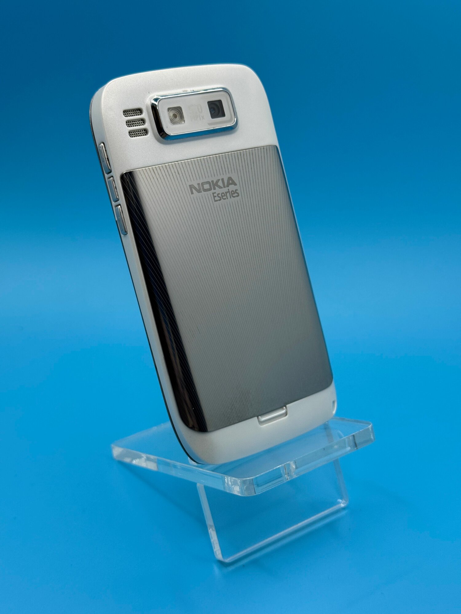 Мобильный телефон Nokia E72 — фото 1