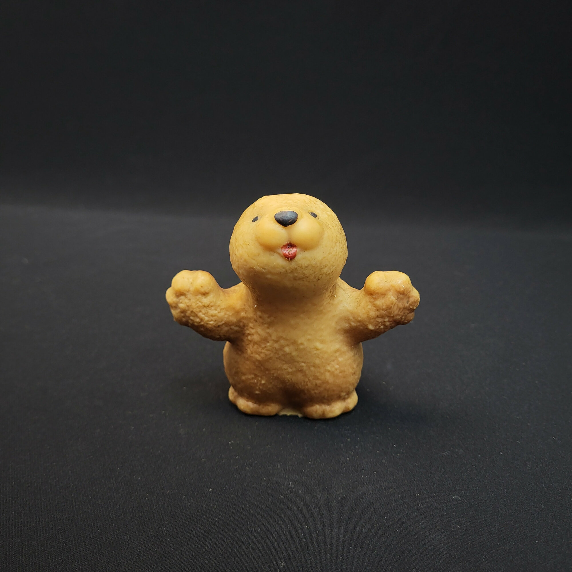 Игрушка резиновая винтажная, СССР. Фигурка бобра с поднятыми лапками, для детской игры