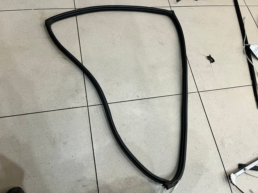 Уплотнитель проема двери задний правый от Mazda 3 bk 2003-2009