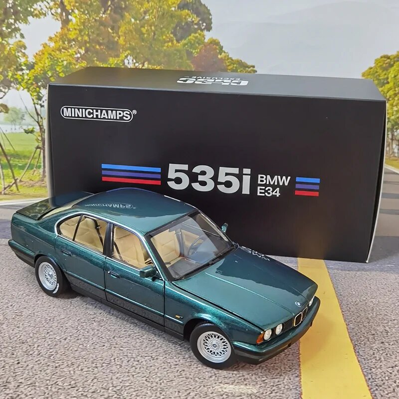 Коллекционная модель автомобиля Minichamps 1:18 BMW 535i E34 1988 зеленый