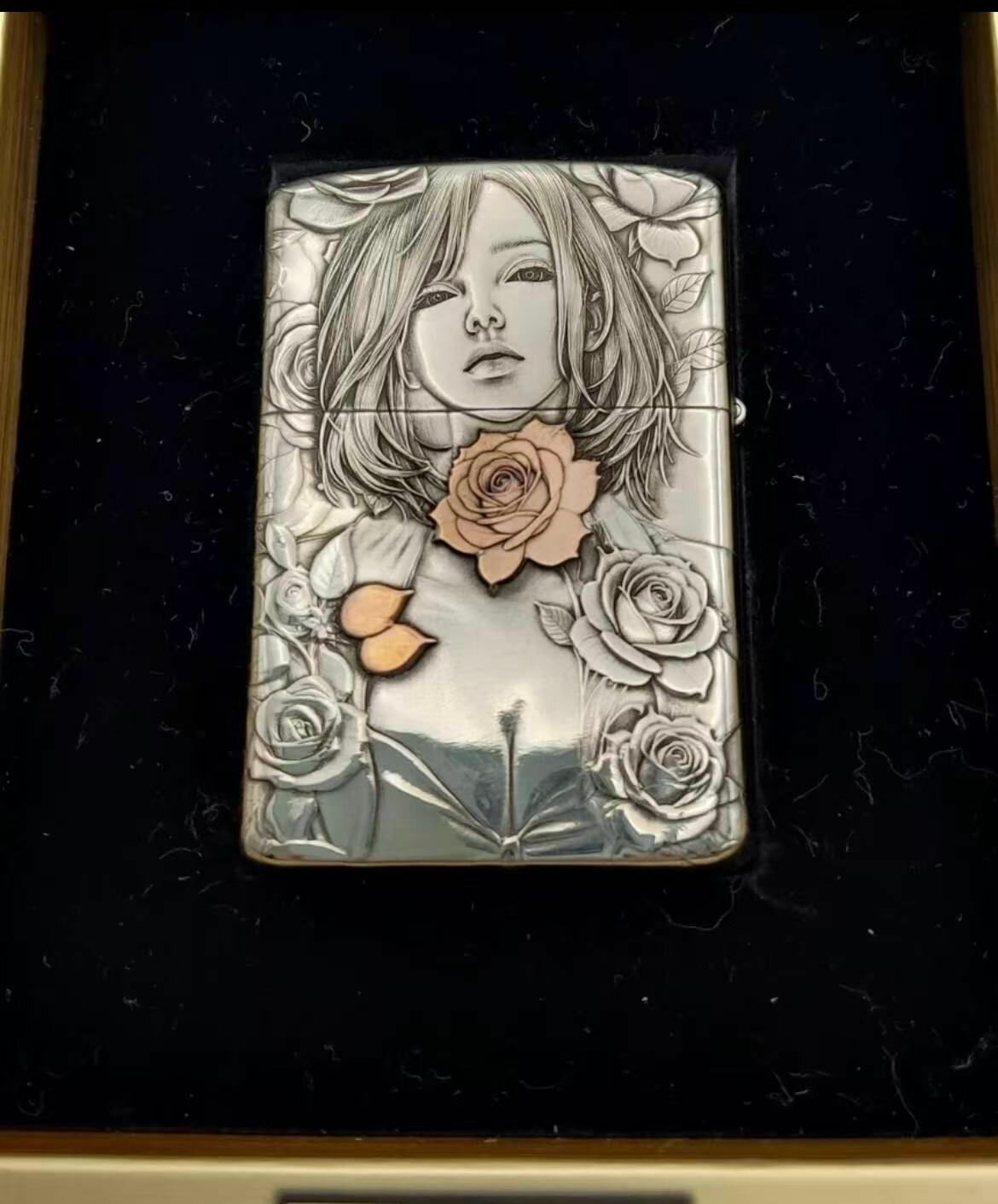 Zippo, в стиле "Двусторонний рельеф с розами , чистая латунь", пустая(без заправки)