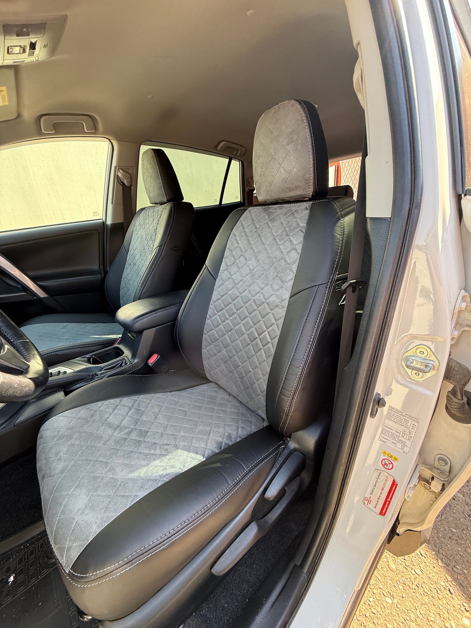 Чехлы Автопилот для Toyota RAV-4 (XA40) c 12-19г. Алькантара, ромб, черный, серый.
