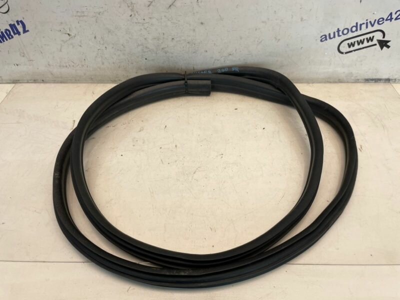 Уплотнитель проема двери Renault Duster 2013 808321867R HSM K4M606, передний правый (с пробегом)