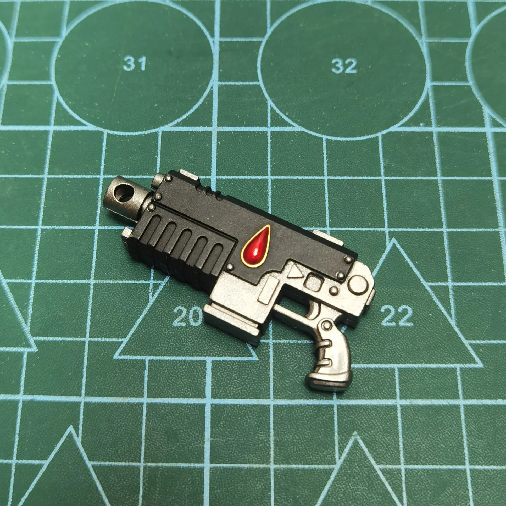 JOYTOY Warhammer 1/18 Пистолет Blood Angels, серый, Toy Accessory 12