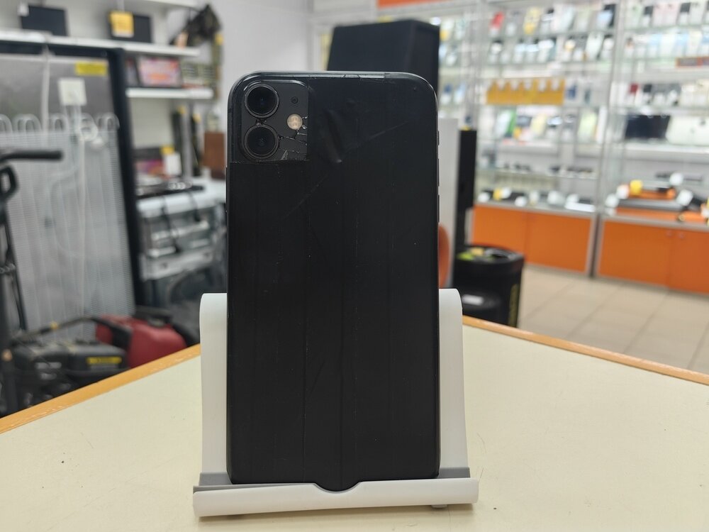 Смартфон Apple iPhone 11 64 ГБ RU, Dual: nano SIM + eSIM, черный, б/у, уценка.