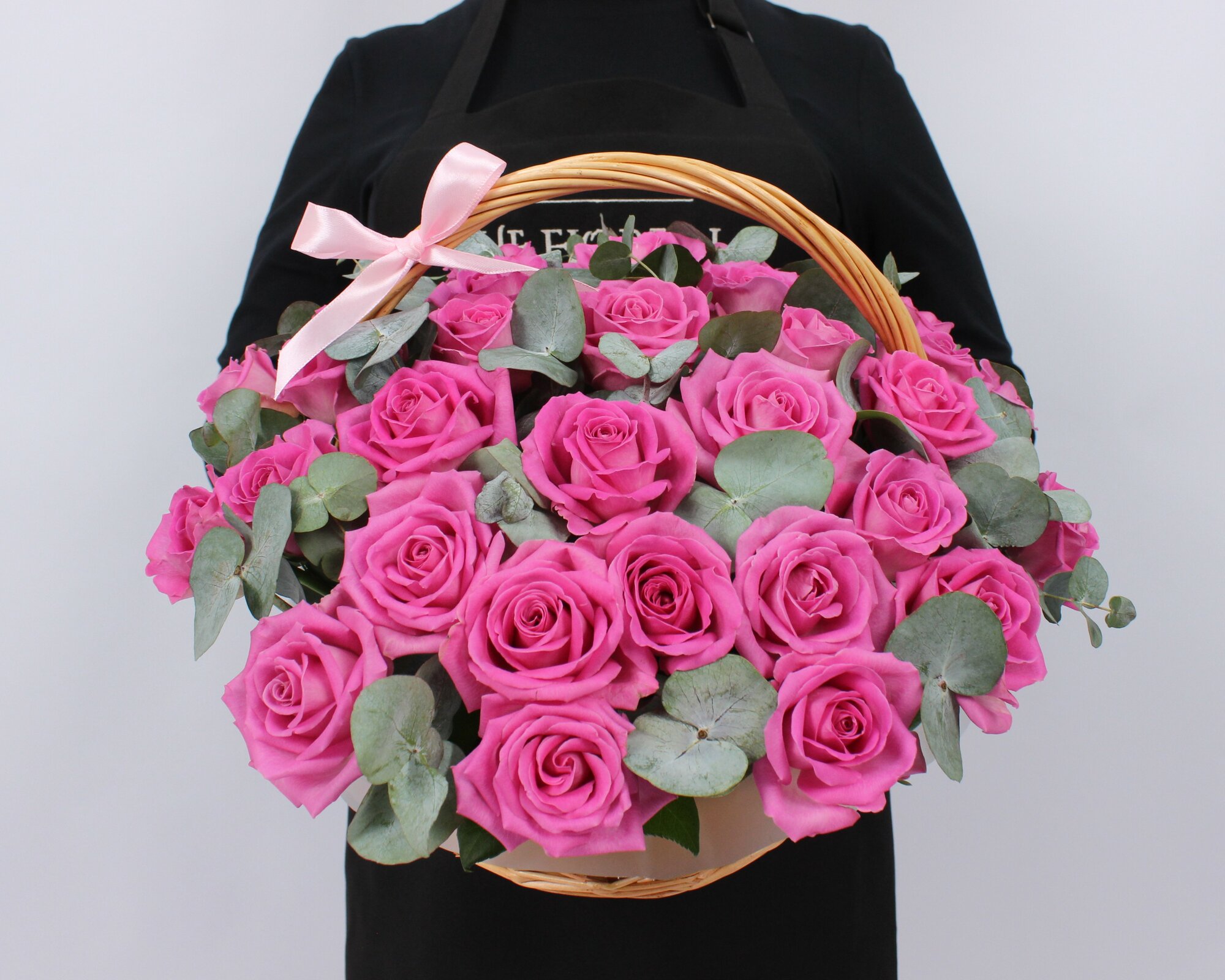 Композиция в корзине THE FLOREAL "Розовые розы", 35 штук, с эвкалиптом