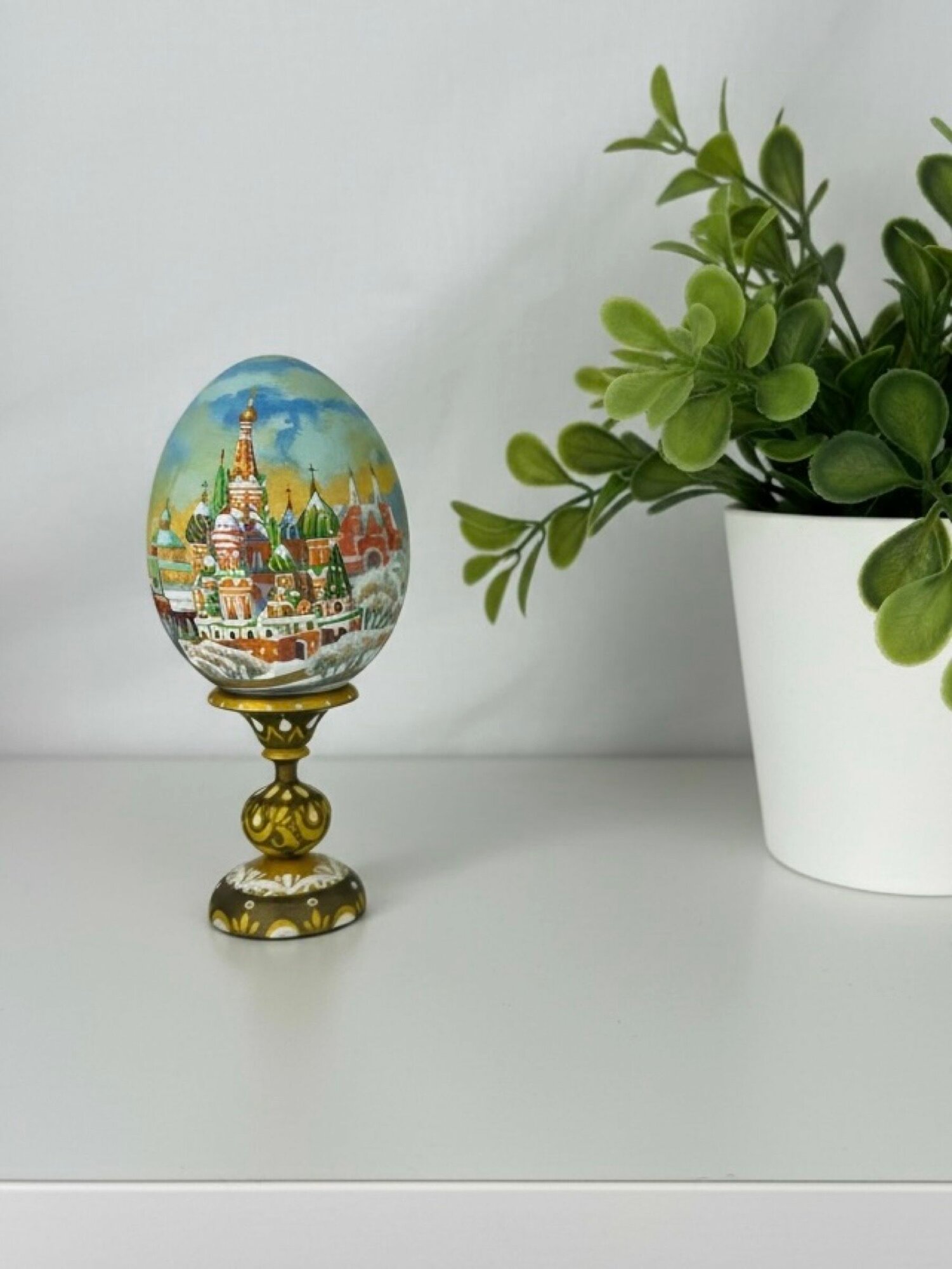 Сувенирное яйцо на подставке "Москва" дерево ручная роспись