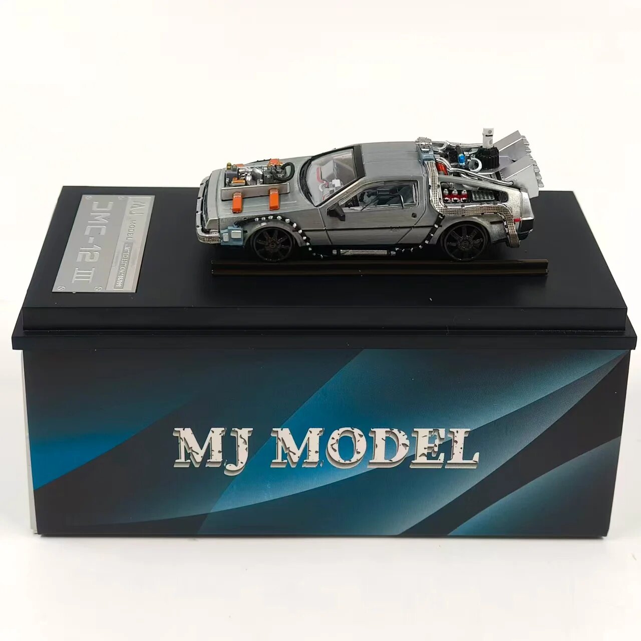 Модель автомобиля DeLorean MJ 1:64 WELLY