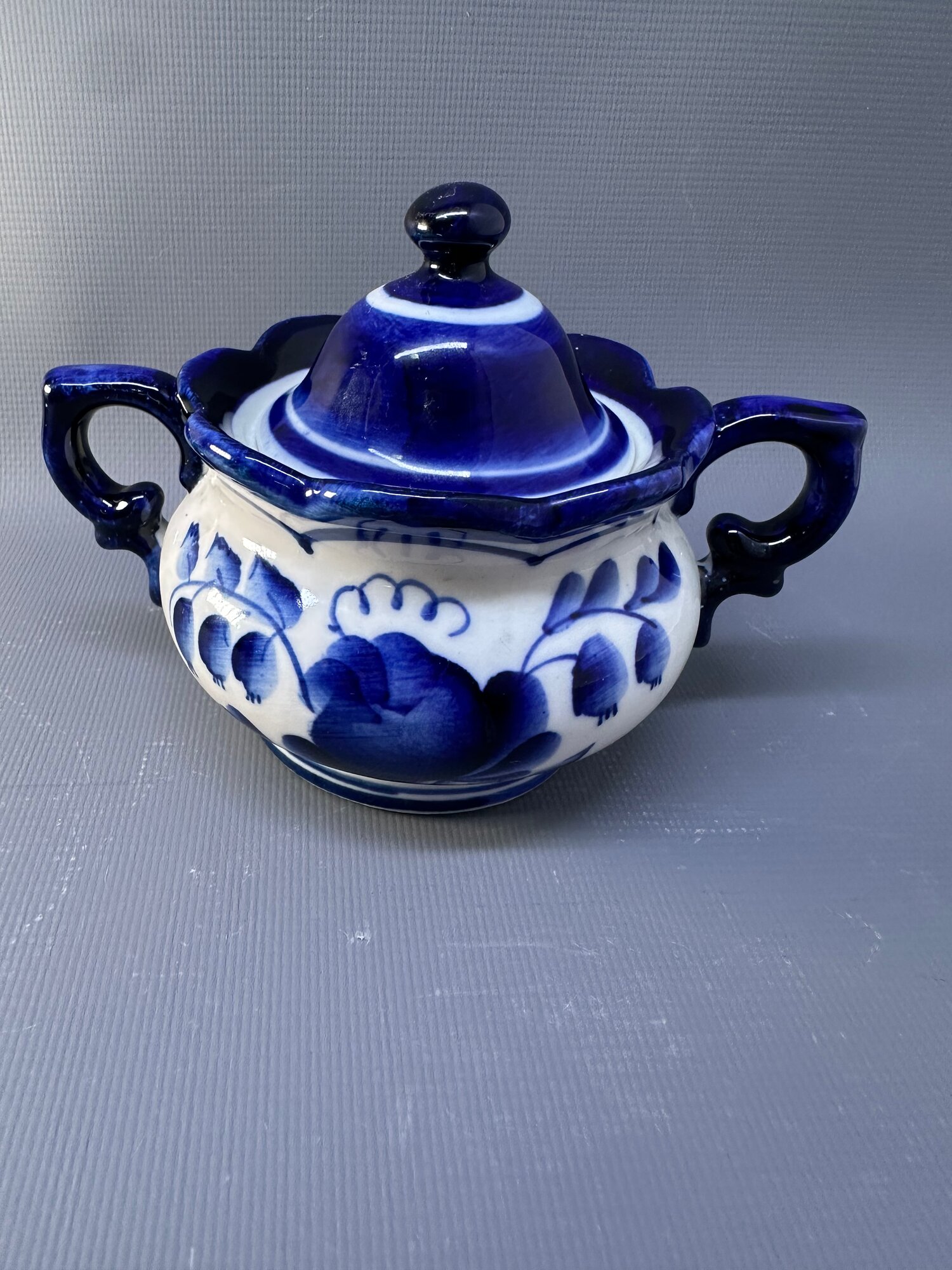 Сахарница с цветочным декором, Гжель, фарфор, роспись, Россия, 1990-2010 гг.