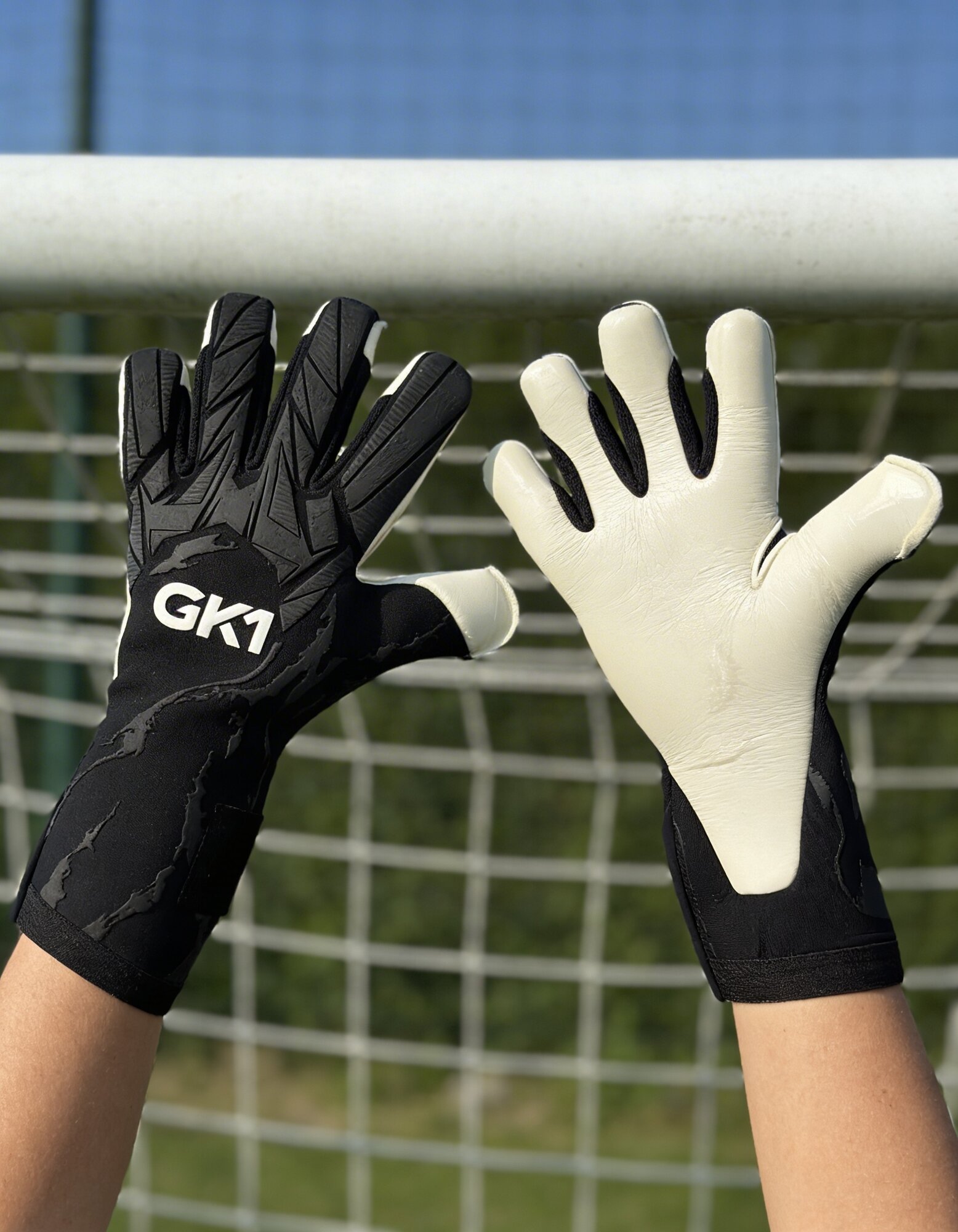 Вратарские перчатки GK1 Shadow Giga Grip (8 размер) с отстегивающимся ремешком