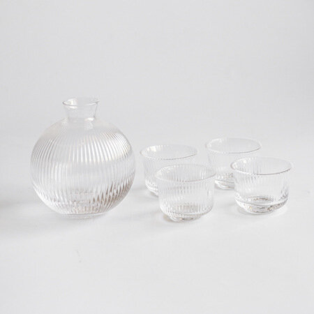 Набор для саке Hongxiao в японском стиле: прозрачное стекло с вертикальными полосками и золотой окантовкой, включающее четыре чашки для саке и диспенсер.