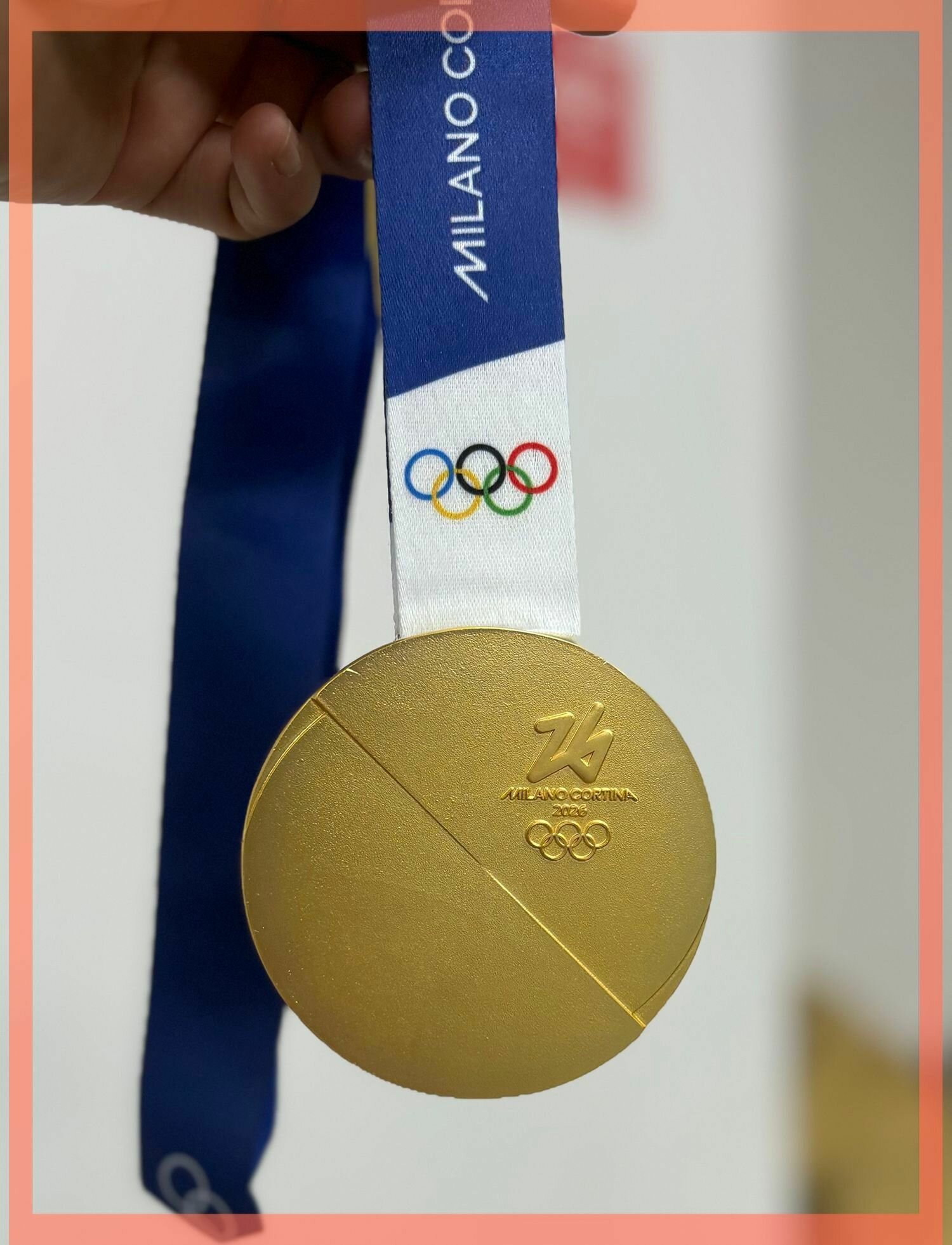 Сувенирная медаль Зимних Олимпиад 2026 Милан-Кортине, желтая золотистая версия, сплав 80мм, с атлетической лентой