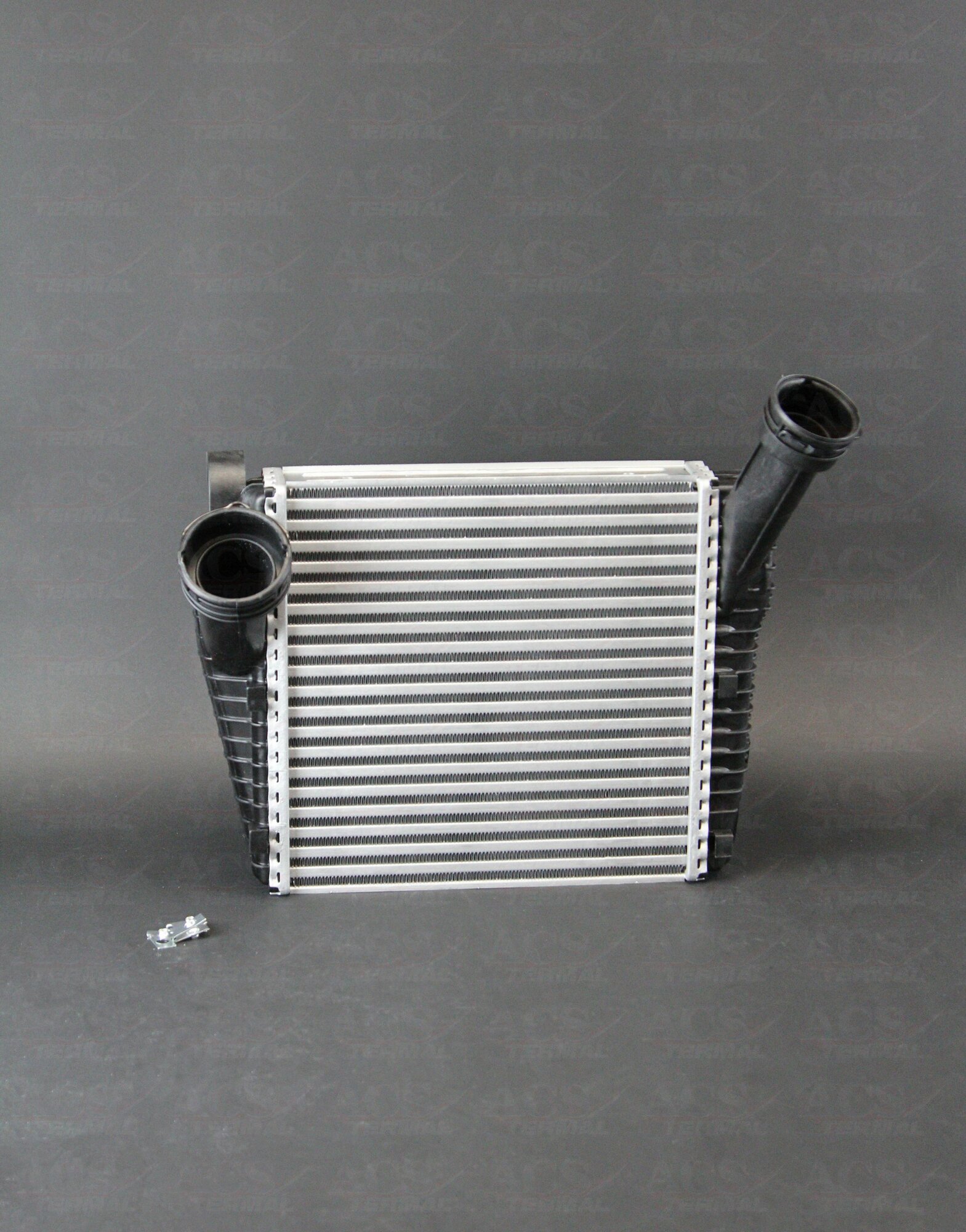 526611 Интеркулер для AUDI Q7 (2006-2015); PORSCHE Cayenne (10-18); VW Touareg (2003-2014) 3,0TDi правый