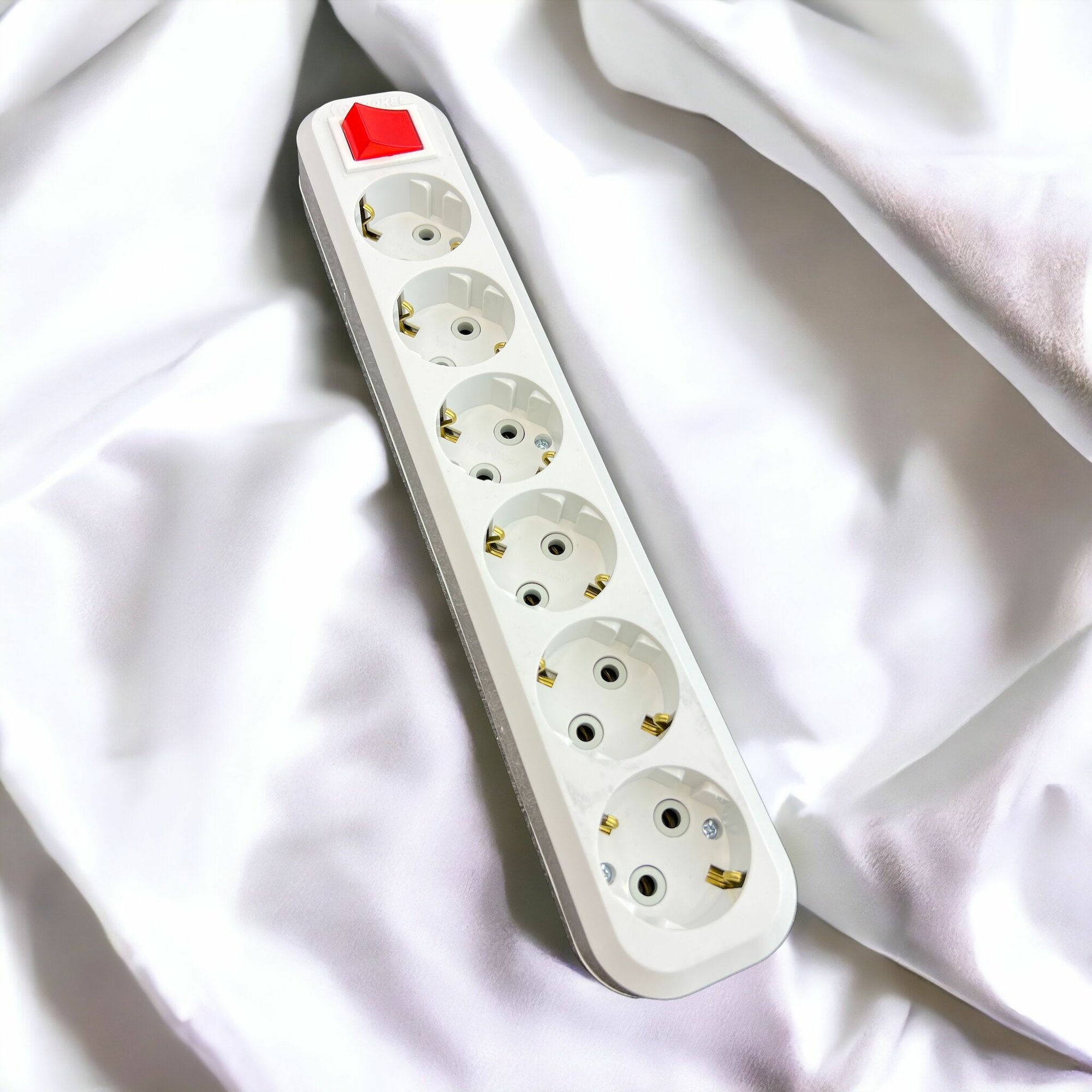 Колодка электрическая Makel (MGP231) с заземлением 16 А 250 В 2,2 кВт на 6 розеток IP20 с выключателем белая