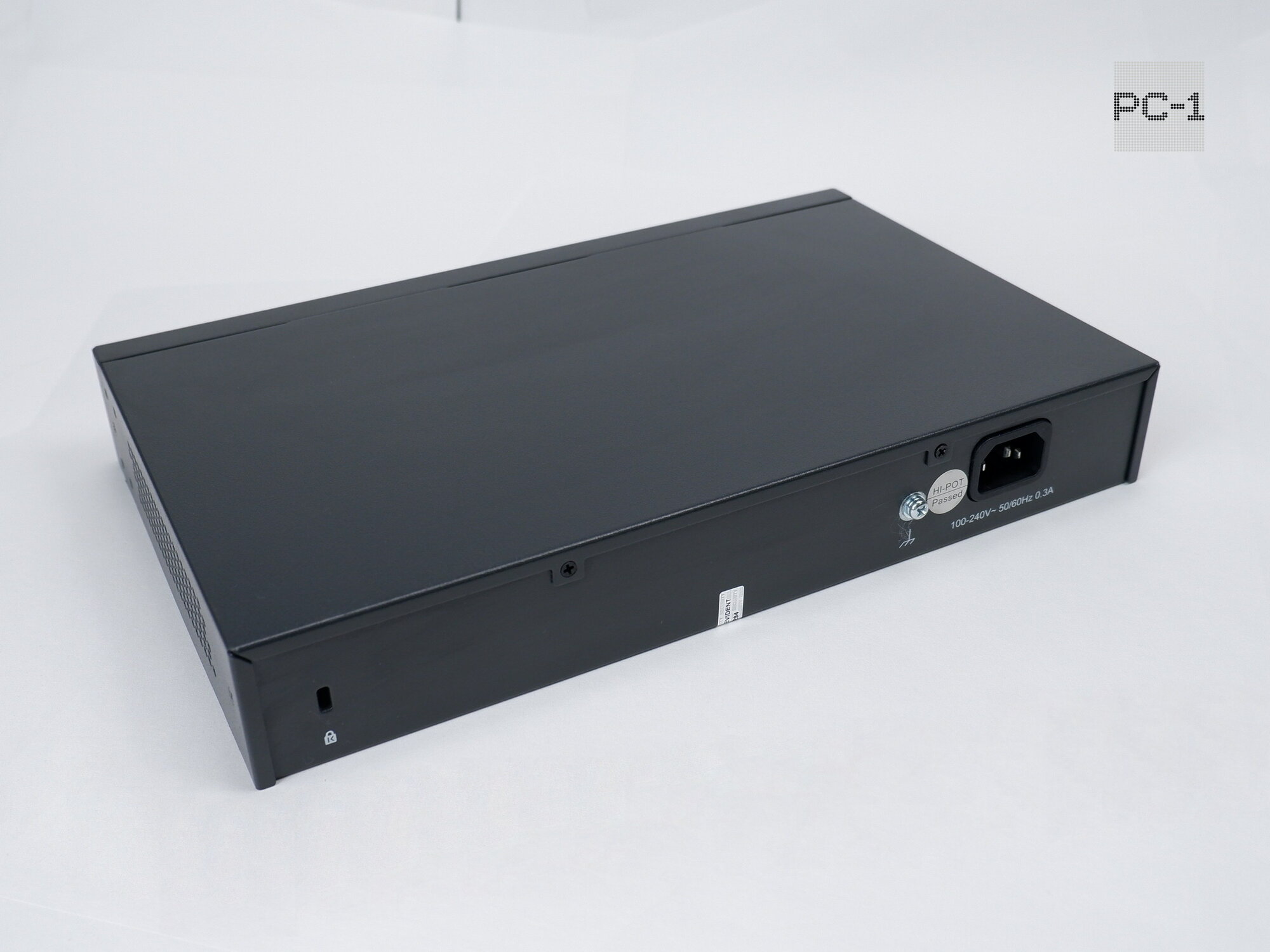 Switch TL-SF1016DS(UN) Ver:4.0 Коммутатор неуправляемый TP-LINK TL-SF1016DS 16 портов Ethernet 10/100 Мбит/сек. Пропускная способность: 3,2 Гбит/с. Таблица MAC-адресов: 8K. Размеры: 294×180×44 мм. IEEE 802.3i, IEEE 802.3u, IEEE 802.3x — фото 1