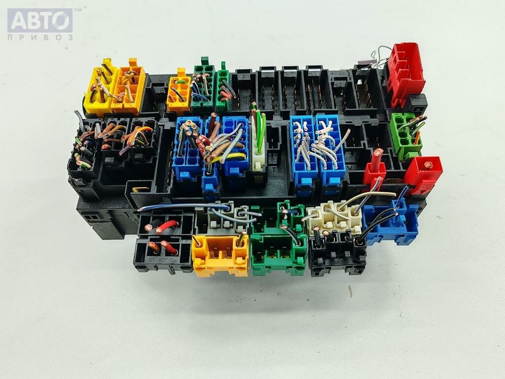 Блок предохранителей Volkswagen Passat B4