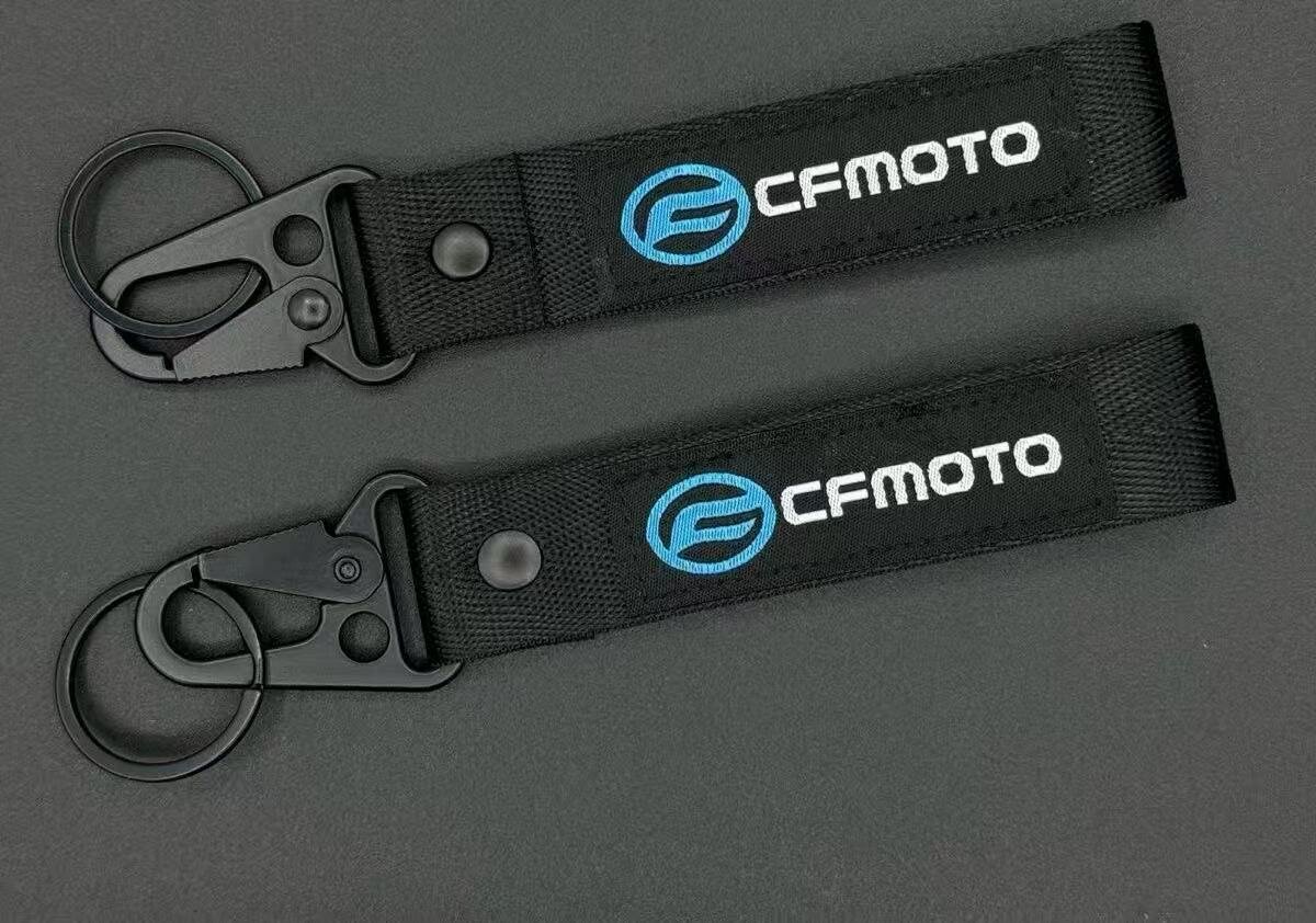 Брелок для мотоцикла CFMOTO с вышивкой, для серий SR, NK, MT, TR 250-675, с лентой "Рыцарь"Брелок для мотоцикла CFMOTO с вышивкой, для серий SR, NK, MT, TR 250-675, с лентой "Рыцарь"