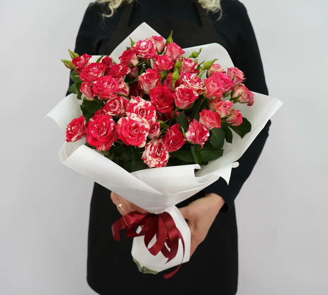 Монобукет THE FLOREAL кустовые розы 9 штук, высота 50 см, с бантом