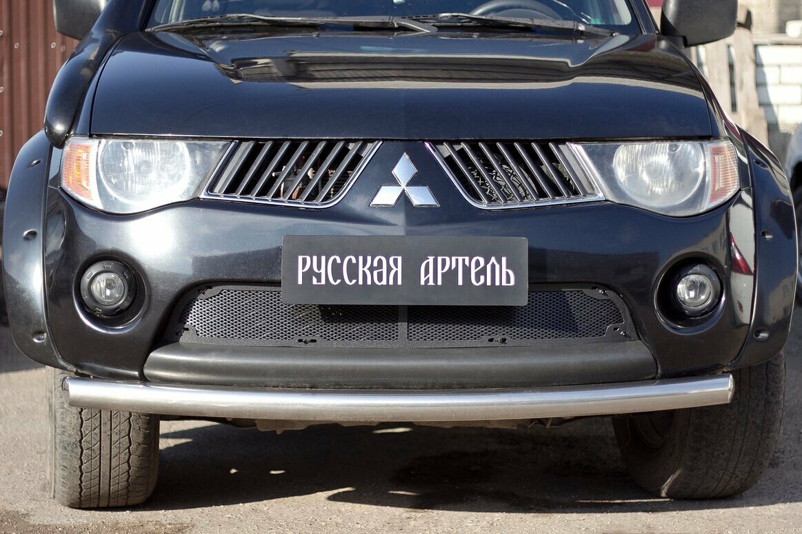 Защитная сетка решетки переднего бампера Mitsubishi L200 2007-2010