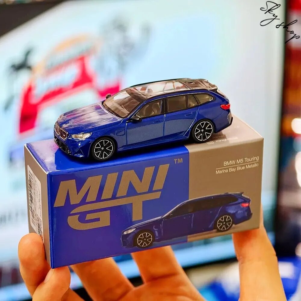 Машинка MINI GT 1:64 #1080 BMW M5 Touring Marina Bay Blue Metallic