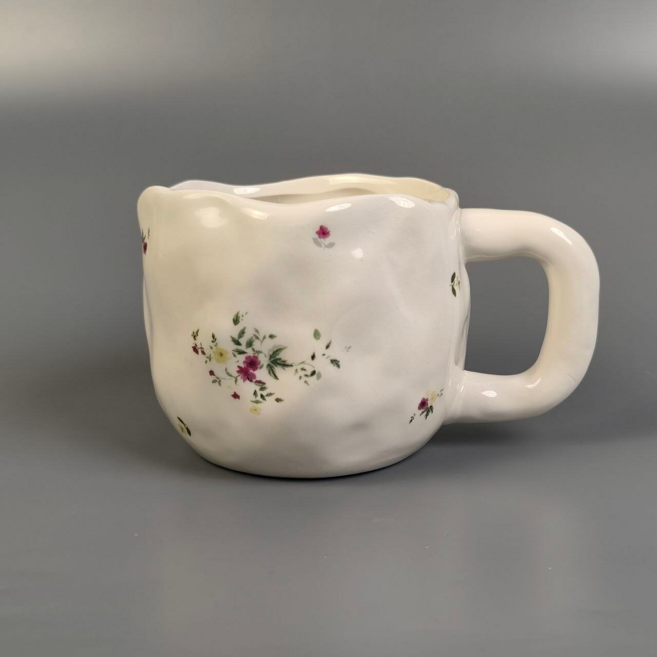 Кружка керамическая, белая, с цветочным узором, волнистый край