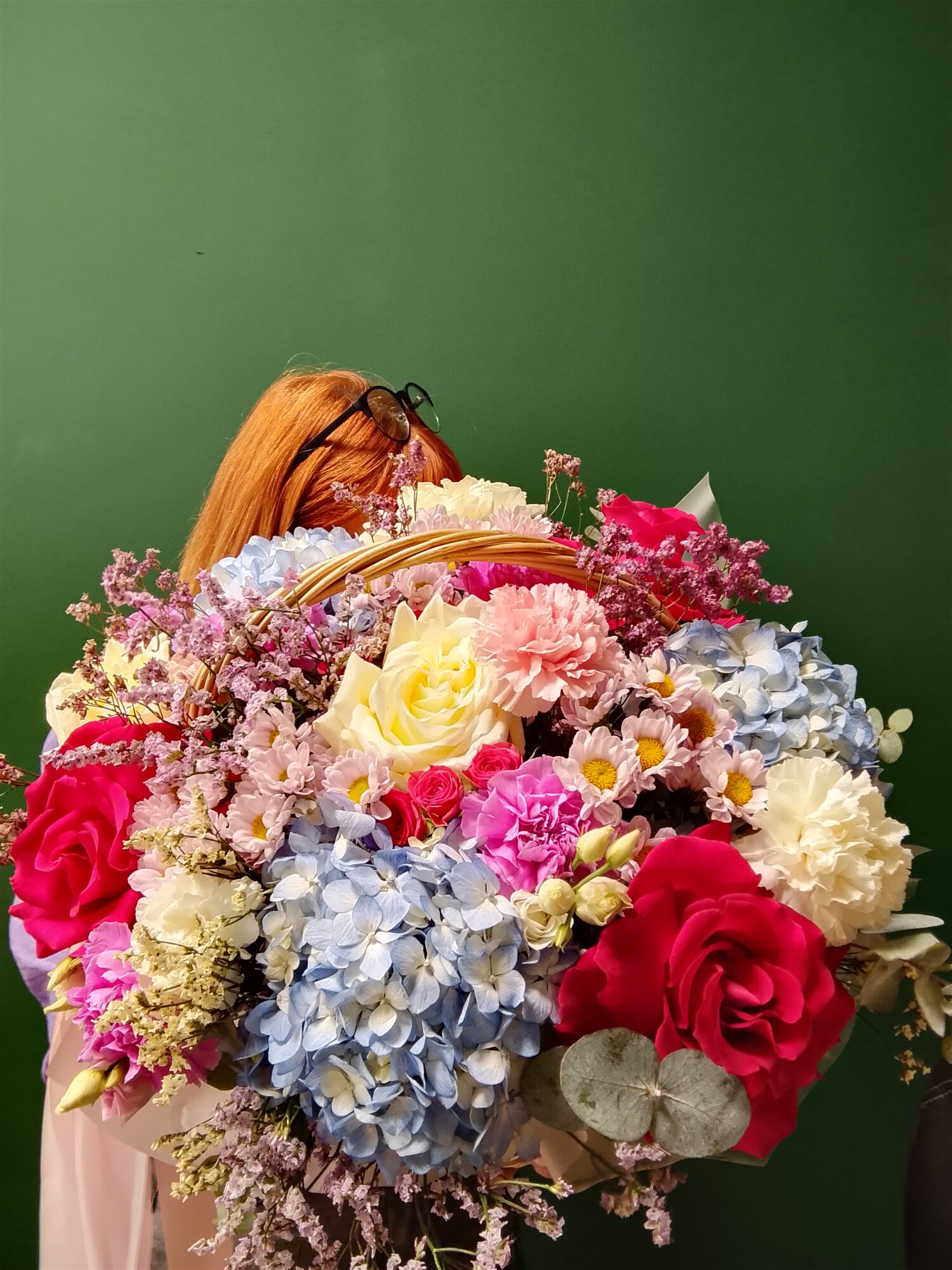 Корзина с цветами, французская роза, диантус, роза кустовая, лимониум, сантина