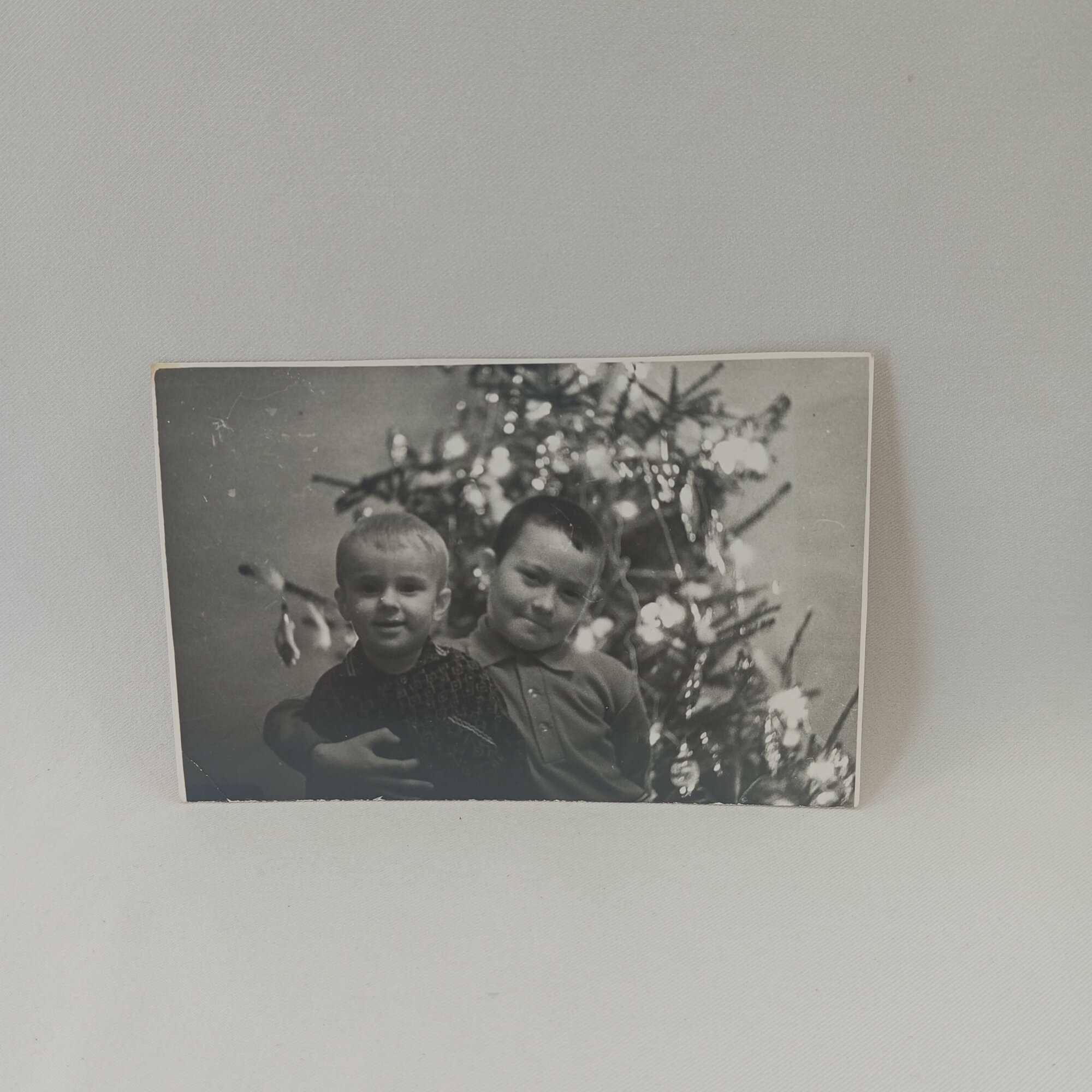 Фотография винтажная, СССР. Черно белый семейный снимок у новогодней елки, 1969 год
