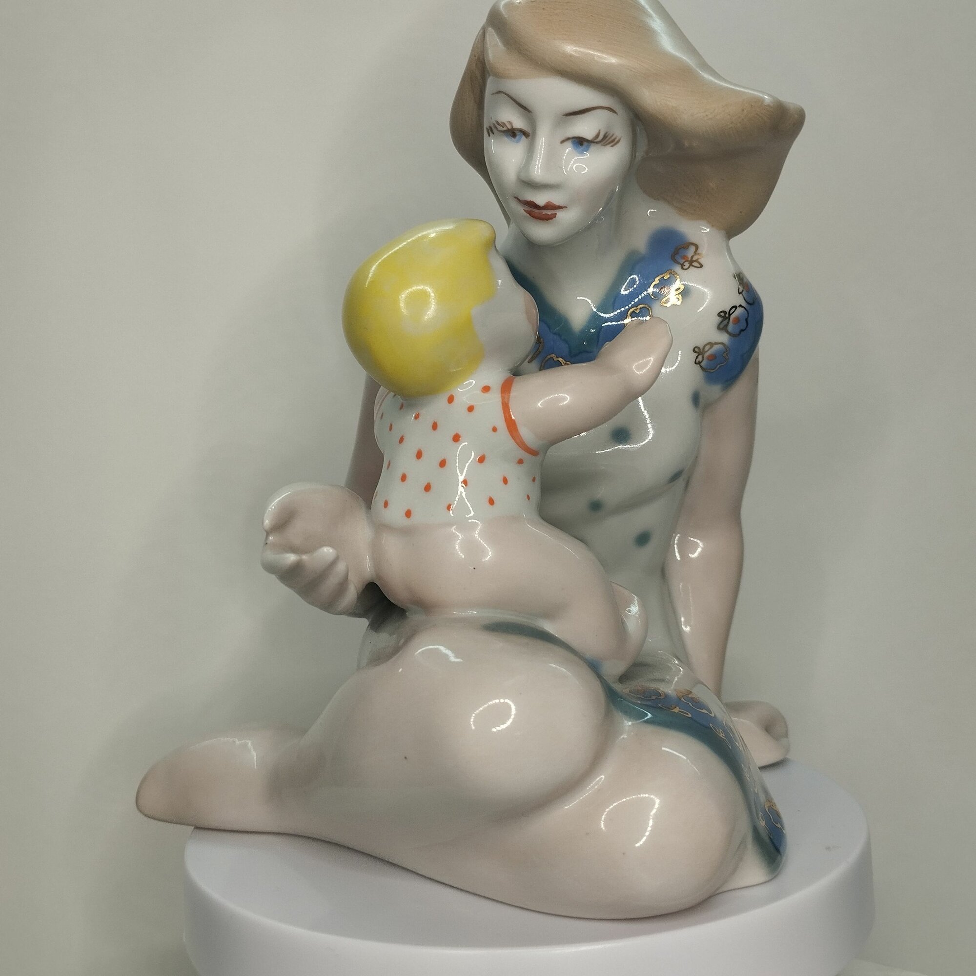 Статуэтка фарфор СССР , Материнство, Полонский ЗХК, 1970-1990гг, патор Е. Липиса.