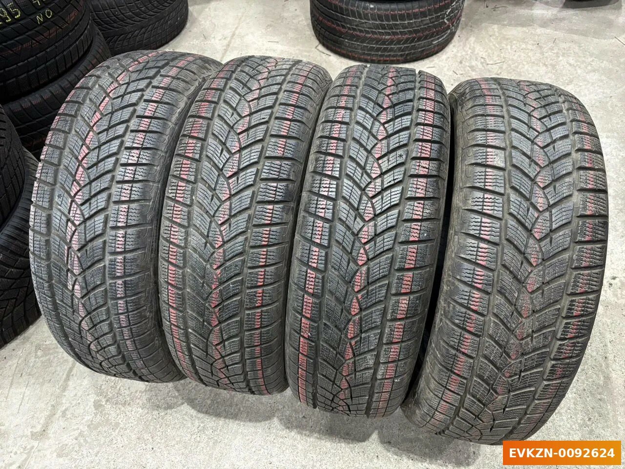 Комплект (4 шт) зимних БУ шин Goodyear UltraGrip Performance SUV Gen-1 225/60 R18 25% износ 7799928098