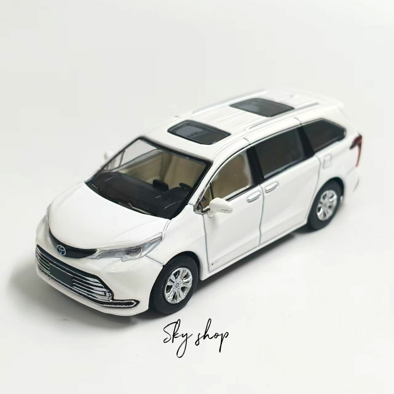 Машинка MASDI 1:64 Toyota Sienna белое