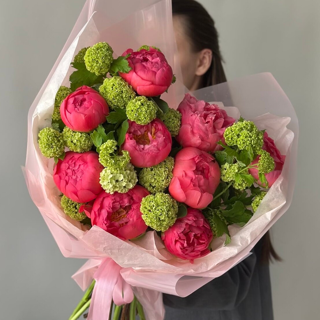 Букет из коралловых пионов и вибурнума, красивый букет цветов, шикарный, премиум цветы, премиум букет