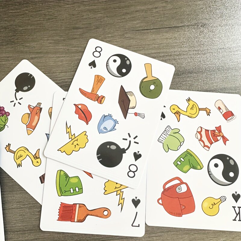 Универсальные квадратные игральные карты для парных игр и покера