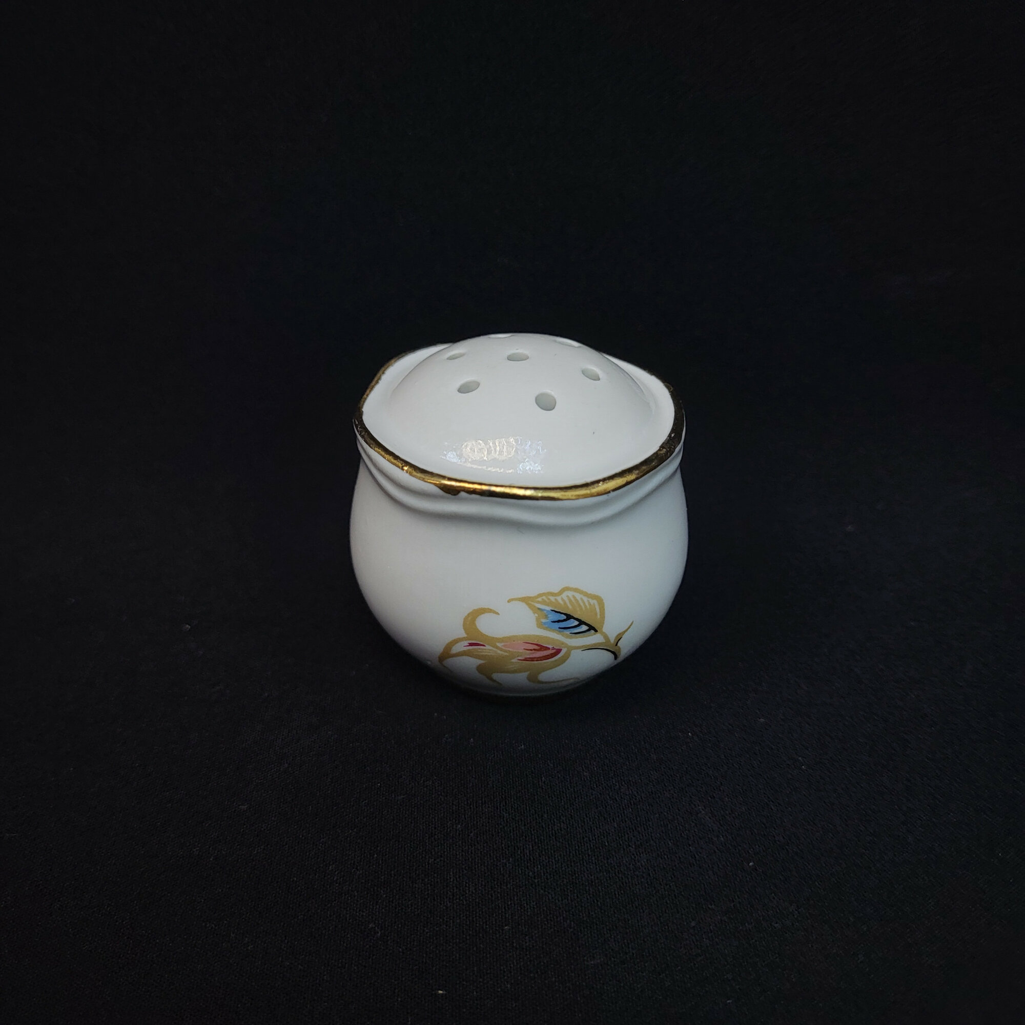 Солонка винтажная, СССР. Фарфор, с крышкой, белая с цветочным рисунком и золотистой каймой