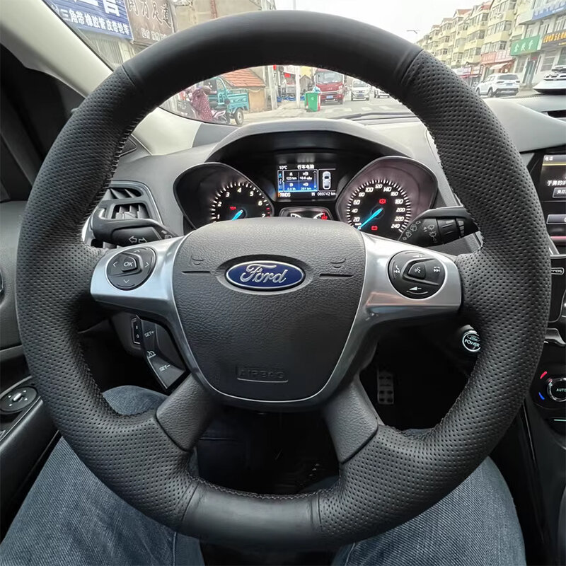 Накладка на руль Ford Focus 2012-2014 из натуральной кожевы черная с перфорацией и черной строчкой