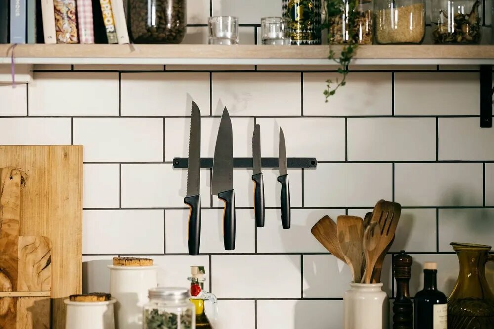 Магнитный держатель для ножей Fiskars Functional Form, 32 C, металл, черный, (1001483)