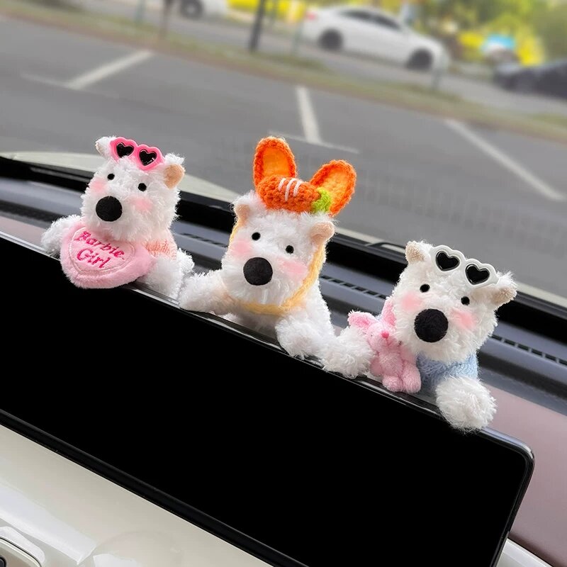 Плюшевая игрушка West Highland Terrier с розовой одеждой, сердцем, морковью и синим кроликом для приборной панели