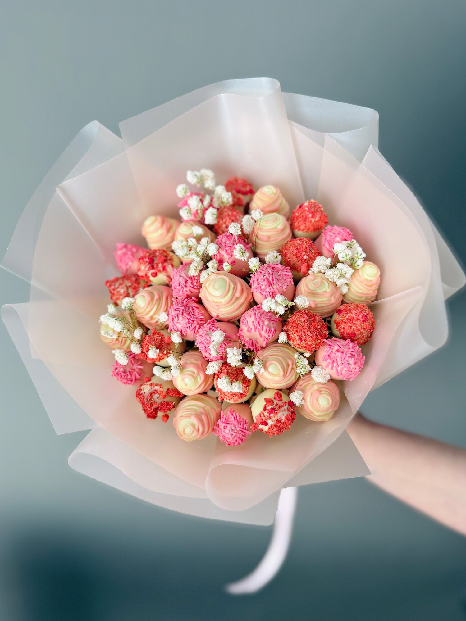 Букет из клубники в белом и молочном шоколаде «Милая», для любимой девушки, мамы, коллеги, сестры, подруги, 35 шт