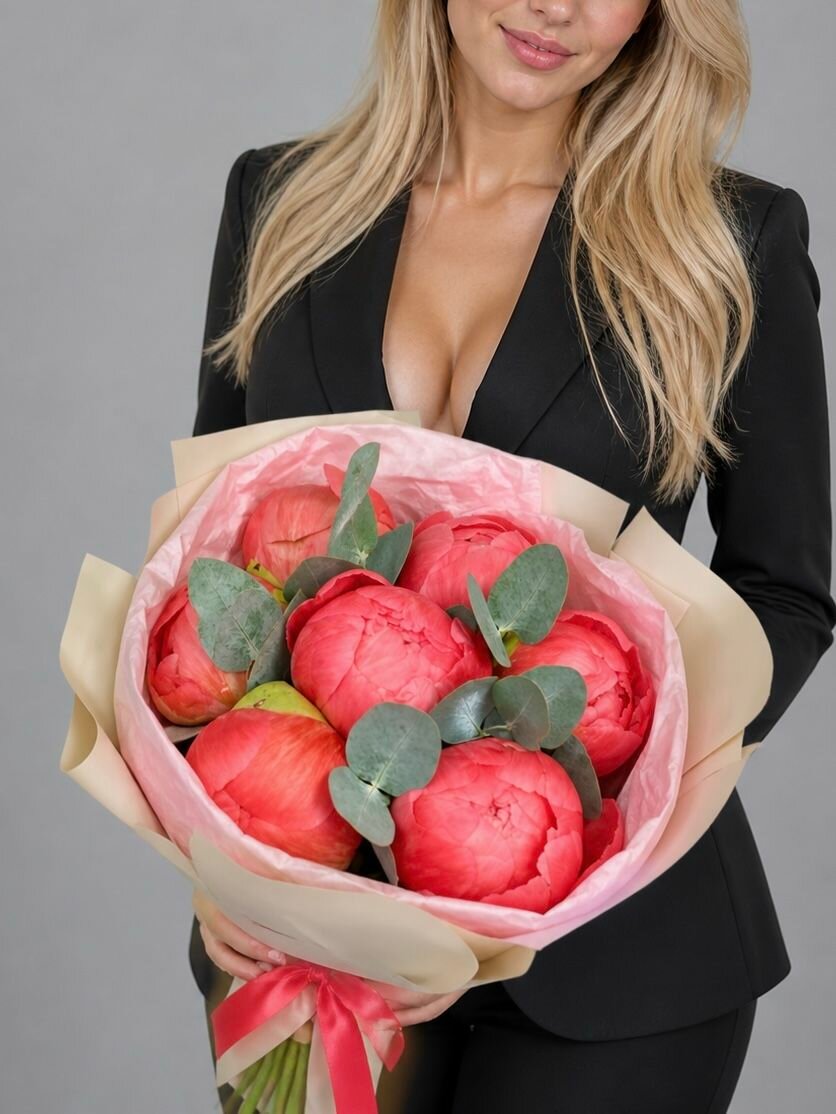 Коралловые пионы с эвкалиптом