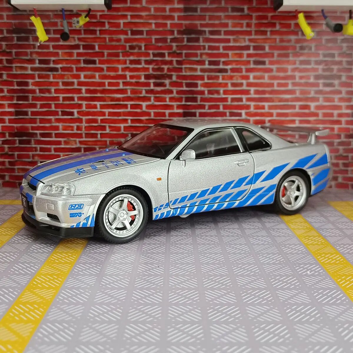 Модель автомобиля Nissan Skyline GT-R R34 серебристый 1:24